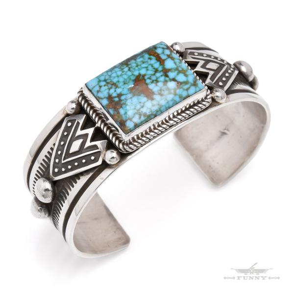 【部族】NAVAJO（ナバホ）【作者】Albert Jake【品名】BRACELET（ブレスレット）【素材】スターリングシルバー【石】キングマンターコイズ【サイズ】A.幅：約22mmB.内周：約135mmC.内幅：約59mmD.開口部：約2...