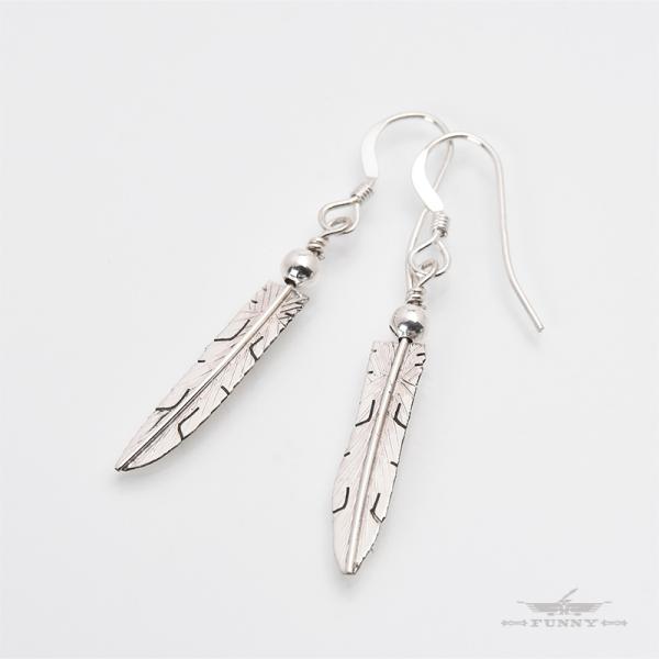 【部族】NAVAJO（ナバホ）【作者】Marvin Arviso【品名】EARRINGS（イヤリング［ピアス］）【素材】スターリングシルバー【サイズ】A.横幅：4mmB.縦幅：27mmC.全長：約40mm【商品説明】本製品は、ナバホ族のアー...