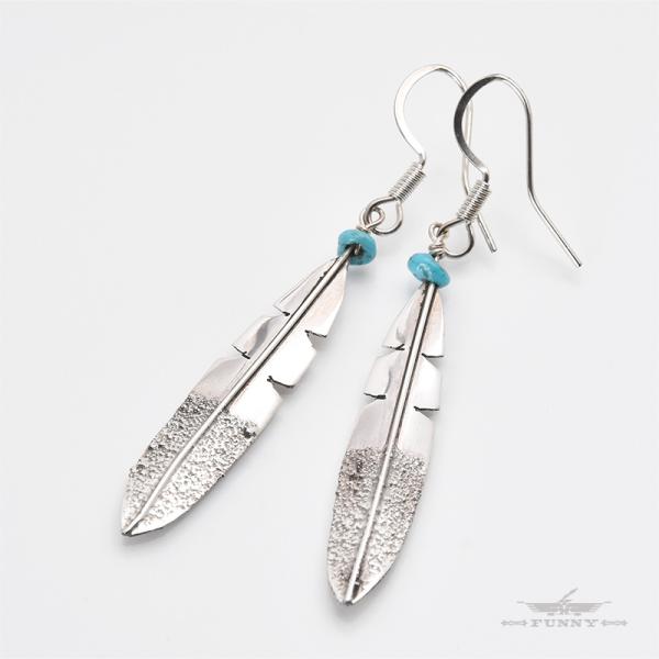 【部族】NAVAJO（ナバホ）【作者】Marvin Arviso【品名】EARRINGS（イヤリング［ピアス］）【素材】スターリングシルバー【石】ターコイズ【サイズ】A.横幅：7mmB.縦幅：40.5mmC.全長：約55mm【商品説明】本製...
