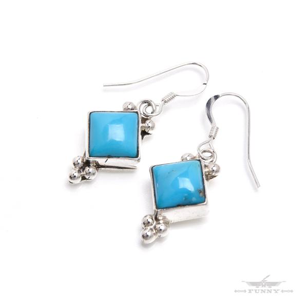 【部族】NAVAJO（ナバホ）【作者】Sharon McCarthy【品名】EARRINGS（イヤリング［ピアス］）【素材】スターリングシルバー【石】ターコイズ【サイズ】A.横幅：12mmB.縦幅：約19mmC.全長：約32mm【商品説明】...