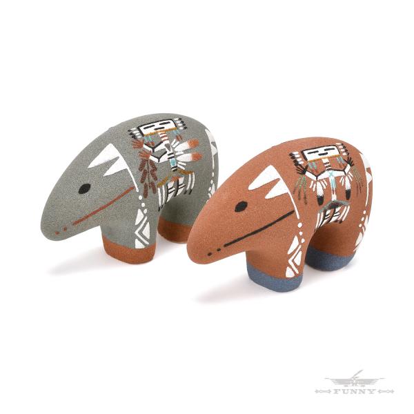 【部族】NAVAJO（ナバホ）【品名】SAND PAINTING（サンドペイント）【サイズ】全長 約14cm×幅5cm×高さ9cm【商品説明】ナバホ族の古来より伝わる儀式の中で、病を治癒しパワーを与えるためにメディスンマン（祈祷師）によって...