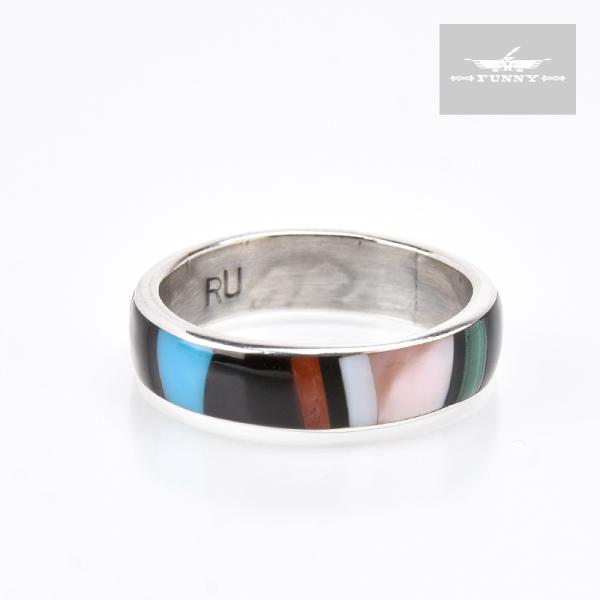 【部族】ZUNI（ズニ）【品名】RING（リング）【素材】スターリングシルバー（925／1000）【石】ターコイズシェルジェットコーラルetc...【サイズ】幅：約5mm※インディアンジュエリーにはハンドメイド特有の歪みやずれがあるため、表...
