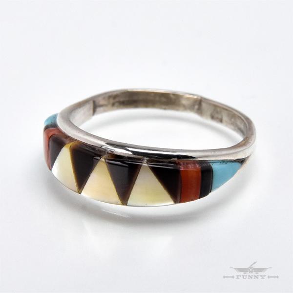 【部族】ZUNI（ズニ）【作者】Cena Weebothee【品名】RING（リング）【素材】スターリングシルバー【石】ターコイズイエローシェルコーラルジェット【サイズ】13.5号B.縦幅：6.5mmC.幅　：2mmD.厚み：1mm※インデ...