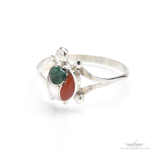 【部族】ZUNI（ズニ）【品名】RING（リング）【素材】スターリングシルバー【石】シェルマラカイトコーラル【サイズ】A.横幅：8mmB.縦幅：12mmC.幅　：1.5mmD.厚み：1mm※インディアンジュエリーにはハンドメイド特有の歪みや...