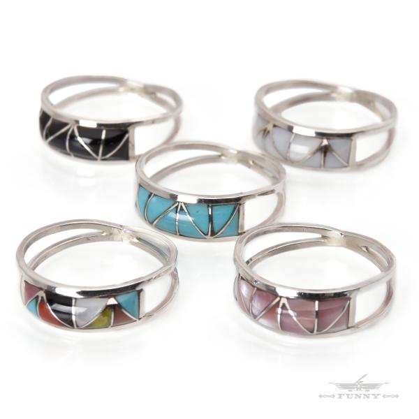 【部族】ZUNI（ズニ）【作者】Gloria Maloni Tucson【品名】RING（リング）【素材】スターリングシルバー【石】ターコイズピンクシェルシェルジェットマルチカラー【サイズ】B.縦幅：6mmC.幅　：2mmD.厚み：1mm※...