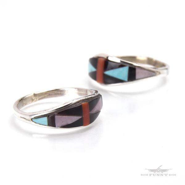 【部族】ZUNI（ズニ）【作者】Tammie Qualo【品名】RING（リング）【素材】スターリングシルバー【石】ターコイズコーラルシェルジェット【サイズ】12.5号幅：2〜8mm厚み：1mm【商品説明】本製品は、ズニ族のアーティスト T...