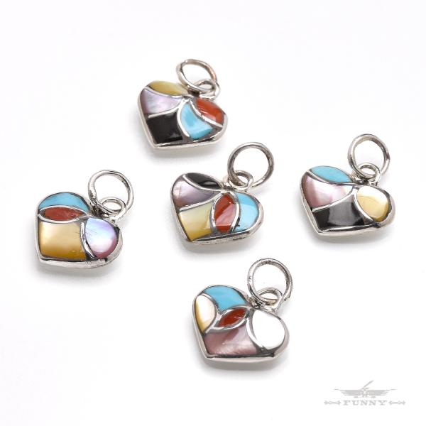 【部族】ZUNI（ズニ）【作者】Orena Leekya【品名】PENDANT（ペンダント）【素材】スターリングシルバー【石】ターコイズ／コーラル／シェル／ジェット【サイズ】A.横幅：13mmB.縦幅：10mmC.全長：17mmD.厚み：2...