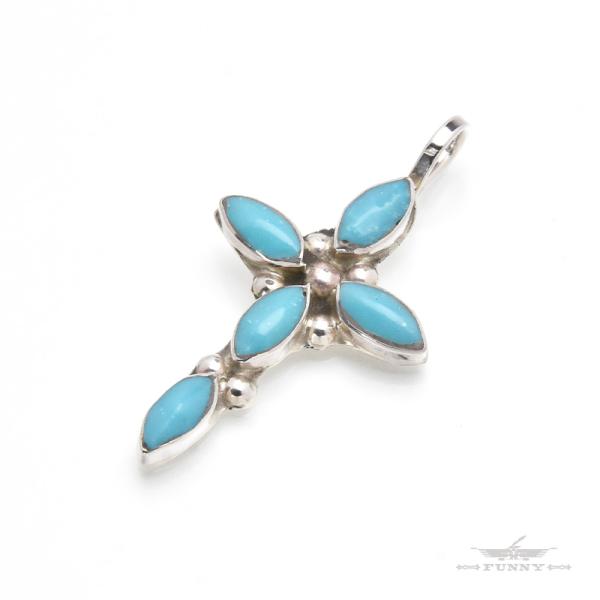 【部族】ZUNI（ズニ）【作者】CW【品名】PENDANT（ペンダント）【素材】スターリングシルバー【石】ターコイズ【サイズ】A.横幅：16mmB.縦幅：25mmC.全長：31mmD.厚み：3mm装着可能チェーン径：3mm※インディアンジュ...