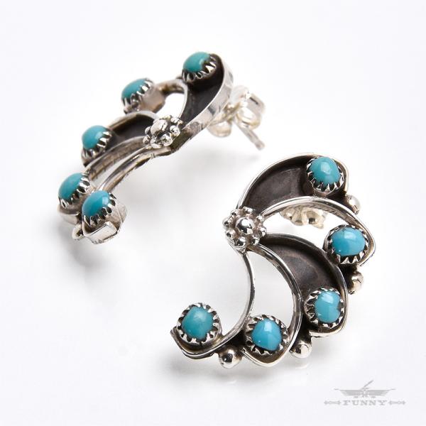 【部族】ZUNI（ズニ）【作者】Estella Laate【品名】EARRINGS（イヤリング［ピアス］）【素材】スターリングシルバー【石】ターコイズ【サイズ】A.横幅：17mmC.全長：25mm※インディアンジュエリーにはハンドメイド特有...