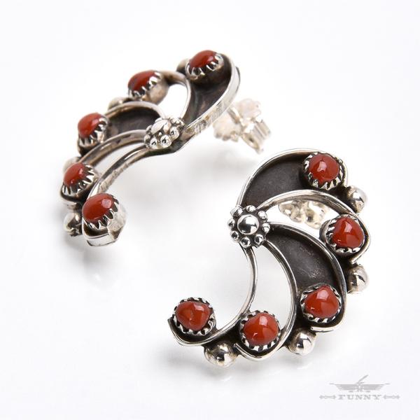 【部族】ZUNI（ズニ）【作者】Estella Laate【品名】EARRINGS（イヤリング［ピアス］）【素材】スターリングシルバー【石】コーラル【サイズ】約 W17mm×H25mm※インディアンジュエリーにはハンドメイド特有の歪みやずれ...