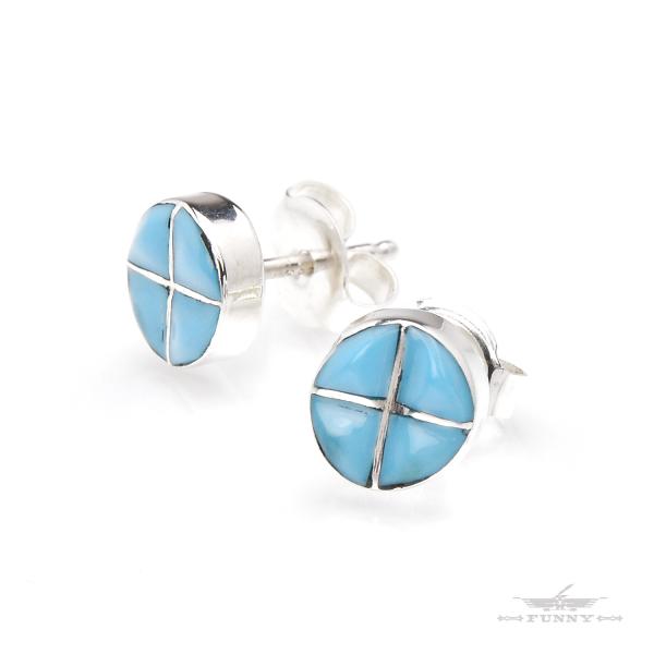 【部族】ZUNI（ズニ）【作者】Evangeline Mahkee【品名】EARRINGS（イヤリング［ピアス］）【素材】スターリングシルバー【石】ターコイズ【サイズ】約 W7mm×H7mm【商品説明】本製品は、ズニ族であるEvangeli...