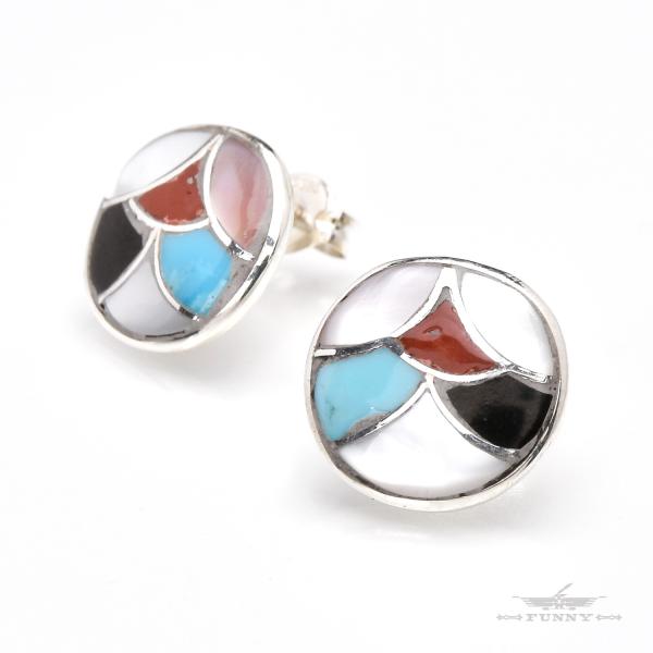 【部族】ZUNI（ズニ）【作者】Orena Leekya【品名】EARRINGS（イヤリング［ピアス］）【素材】スターリングシルバー【石】ターコイズコーラルピンクシェルホワイトシェルジェット【サイズ】約 W12mm×H12mm【商品説明】本...