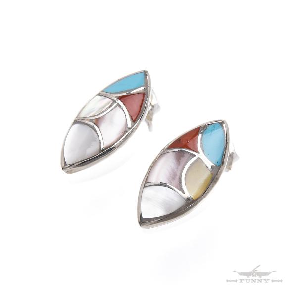 【部族】ZUNI（ズニ）【作者】Orena Leekya【品名】EARRINGS（イヤリング［ピアス］）【素材】スターリングシルバー【石】ターコイズイエローシェルシェルピンクシェルコーラル【サイズ】約 W9 × H17（mm）【商品説明】本...