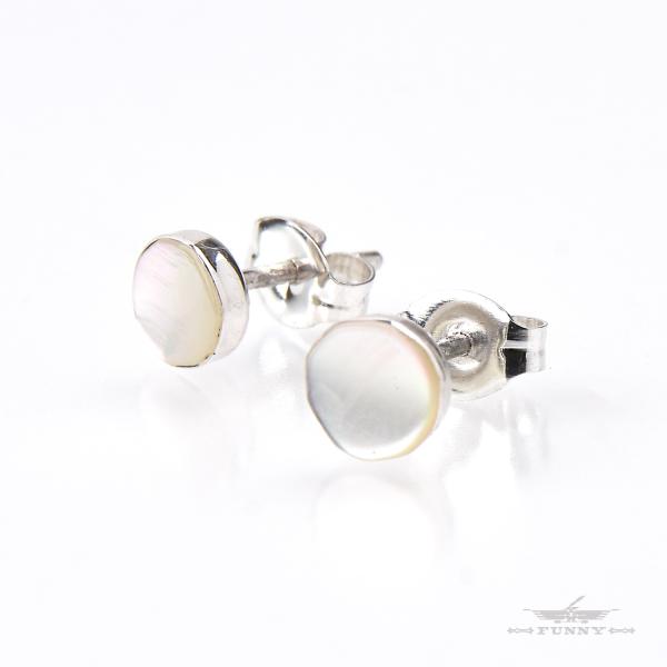 【部族】ZUNI（ズニ）【品名】EARRINGS（イヤリング［ピアス］）【素材】スターリングシルバー【石】シェル【サイズ】約 W5.5mm× H5.5mm【商品説明】本製品は、ズニ族によって制作されたピアスです。