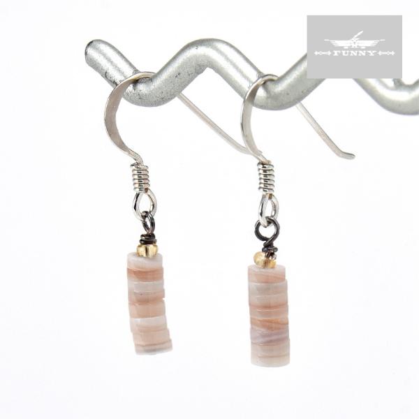 【部族】SANTO DOMINGO（サントドミンゴ）【作者】CALVIN LOVATO（カルビン・ロバト）【品名】HEISHI EARRINGS（ヒシイヤリング[ピアス]）【パーツ】スターリングシルバー【ビーズ】シェル【サイズ】A.横幅：5...