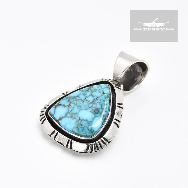 【部族】NAVAJO（ナバホ）【作者】Kevin Ramone（ケビン・ラモーン）【品名】PENDANT（ペンダント）【素材】スターリングシルバー【石】キングマンターコイズ【サイズ】A.横幅：20mmB.縦幅：22.5mmC.全長：32mm...