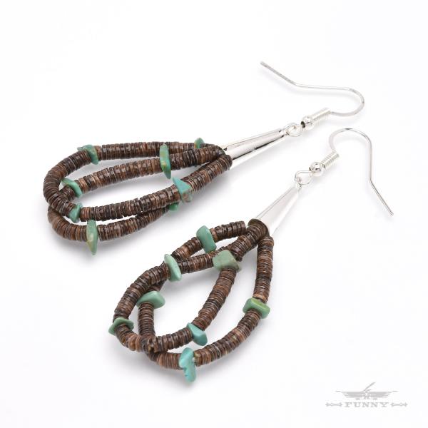 【部族】SANTO DOMINGO（サントドミンゴ族）【作者】Ramona Bird【品名】HEISHI EARRINGS（ヒシイヤリング[ピアス]）【素材】オリーブシェル／ターコイズ【パーツ】スターリングシルバー【サイズ】A.横幅：約20...