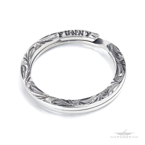 【ブランド名】FUNNY ORIGINAL（ファニー オリジナル）【品名】E-WRING（エングレーブ・ダブルリング）【素材】スターリングシルバー【サイズ】外径：29.5mm内径：23.5mm厚み：2.5mm幅：3mm【商品説明】線彫りや面...