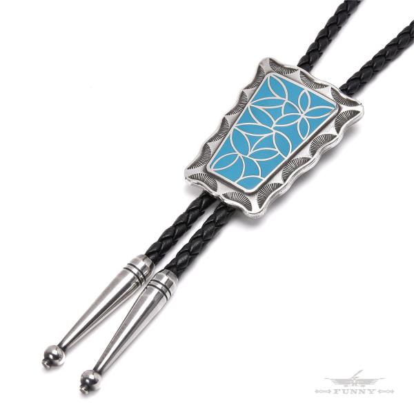 【メーカー名】FUNNY ORIGINAL（ファニーオリジナル）【品名】INLAY BOLO TIE【素材】ブラス（純銀メッキ／イブシ仕上げ）樹脂人工皮革【サイズ】本体：W37 × H52（mm）レーン全長：約104cm【商品説明】本製品は...