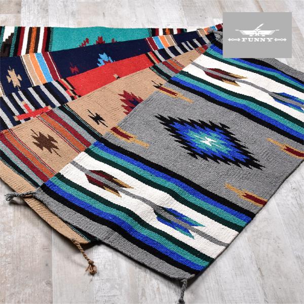 【ブランド名】El Paso Saddleblanket （エルパソ・サドルブランケット）【品名】HAND WOVEN RUG（ハンドウーヴンラグ）【素材】アクリル 70%／ポリエステル 30％【サイズ】約W103cm×H50cm【商品説明...