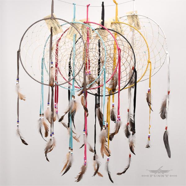 【品名】DREAM CATCHER（ドリームキャッチャー）【サイズ】約H700mm × 約W300mm（吊り紐部分を含まない）※本製品はハンドメイドの為サイズには個体差がございます。【素材】ディア（鹿革）