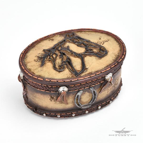 【品名】Mare and Foal Trinket Box【素材】樹脂【サイズ】約10.5cm×7.5cm高さ：約5cm【商品説明】本製品はフタ部分に刻まれた牝馬と子馬のレリーフが温かみを感じさせる、ウエスタンテイストのトリンケットボックス...