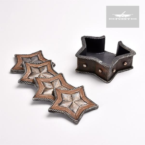 【品名】STAR COASTERS【素材】樹脂【サイズ】スタンド：約 W12×H4（cm）コースター：9×9（cm）【商品説明】本製品は樹脂製ですが本物そっくりの木製のような星型コースターセットです。フェイクメタルのロープエッジも特徴的です...