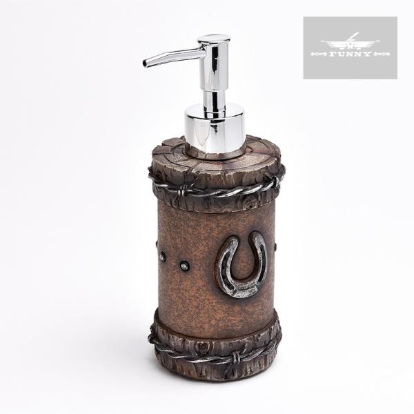 【品名】HORSESHOE AND BARBWIRE SOAP PUMP【素材】樹脂【サイズ】約 W7×H19（cm）【商品説明】本製品はホースシューと有刺鉄線のモチーフが施されたソープポンプです。樹脂製ですが、革と風化した木のように見える...