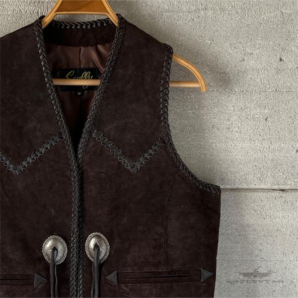 【メーカー名】Scully（スカリー）【品名】Scully MEN'S SUEDE CONCHO VEST【1014】【素材】本体：牛革裏地：ポリエステル100％【サイズ】【36】1.肩幅：29.0cm2.身幅：50.0cm3.着丈：58....