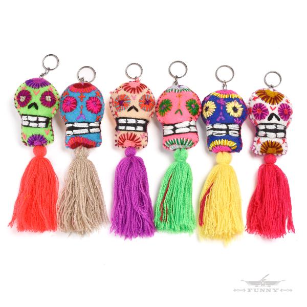 【品名】CHIAPAS DOLL CALAVERA FRINGE KEYHOLDER（チアパスドール カラベラフリンジキーホルダー）【サイズ】全長：約16.5cm（キーホルダー金具を含まない）※手作りのため個体差が生じます。