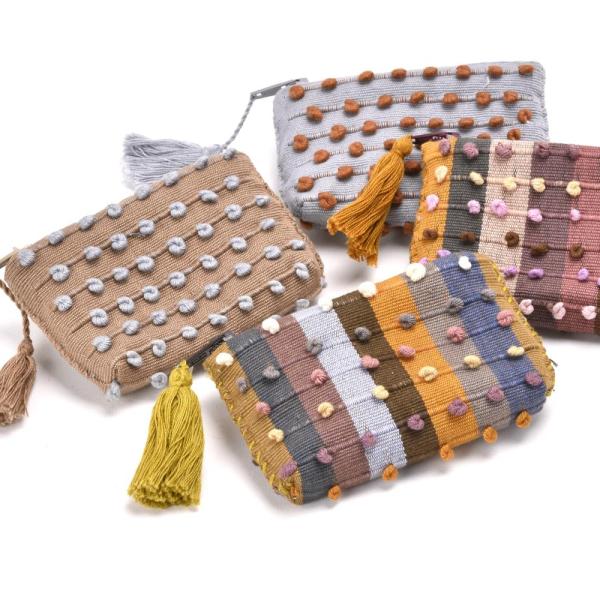 【品名】CHIAPAS EMBROIDERED MINI POUCH【素材】コットン【サイズ】幅 約10cm×高さ 約6cm※パターンにより多少前後します。【商品説明】本製品はカラフルで温かみのある立体刺繍が目を引く、メキシコ・チアパスで手...