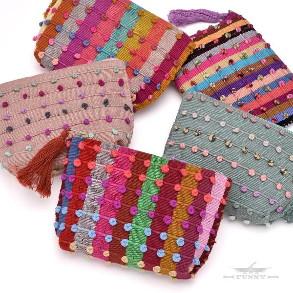 【品名】CHIAPAS EMBROIDERED POUCH【素材】コットン【サイズ】幅 約13cm×高さ 約9cm×奥行 約2cm※パターンにより多少前後します。【商品説明】本製品はカラフルで温かみのある立体刺繍が目を引く、メキシコ・チアパ...