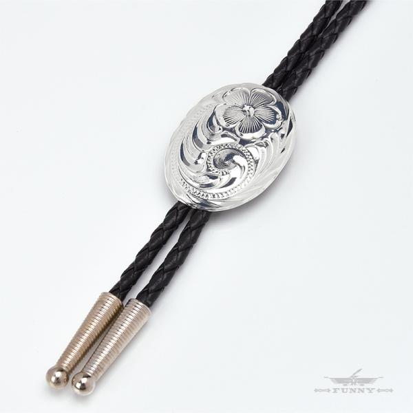 【ブランド名】Austin Accent（オースティン アクセント）【品名/品番】Bolo Oval Engraved Silver／C83OV【素材】ジャーマンシルバー／シルバープレート人工皮革【サイズ】本体：W28 × H39（mm）レ...
