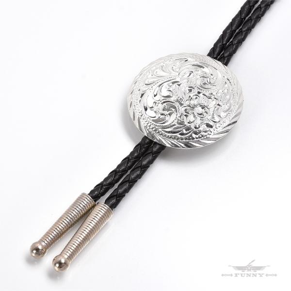 【ブランド名】Austin Accent（オースティン アクセント）【品名/品番】Bolo Round Engraved Silver／AC83【素材】ジャーマンシルバー／シルバープレート人工皮革【サイズ】本体：W39 × H39（mm）レ...
