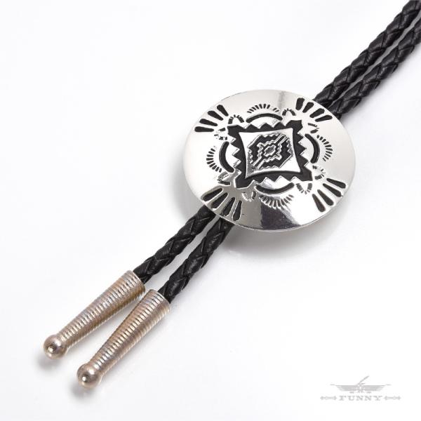 【ブランド名】Austin Accent（オースティン アクセント）【品名/品番】Bolo Round w/ SW Pattern／AC66-3【素材】ジャーマンシルバー／シルバープレート人工皮革【サイズ】本体：W38 × H38（mm）レ...