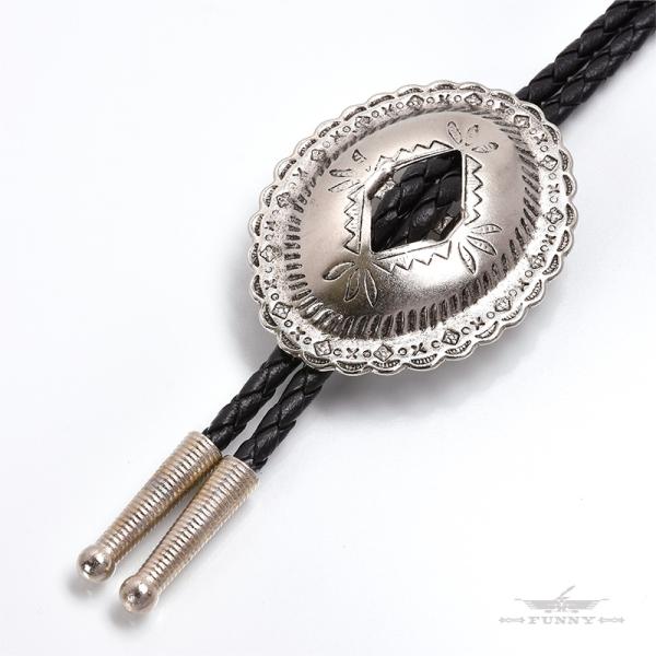 【ブランド名】Austin Accent（オースティン アクセント）【品名/品番】Bolo Oval Cut Out／1126【素材】メタル人工皮革【サイズ】本体：W44 × H56（mm）レーン全長：約93.5cm