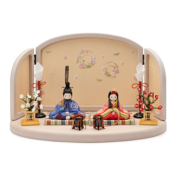 京都・西陣織で織り上げた、格調高い琳派名物裂のお衣装を着せ付けた雛人形です。伝統を大切にしながらも、優しく可愛らしいお人形は、ひな祭りを楽しい思い出にしてくれるでしょう。  【カラーコーディネート】 楓紅葉（今様くずし）   【お衣装のモチ...