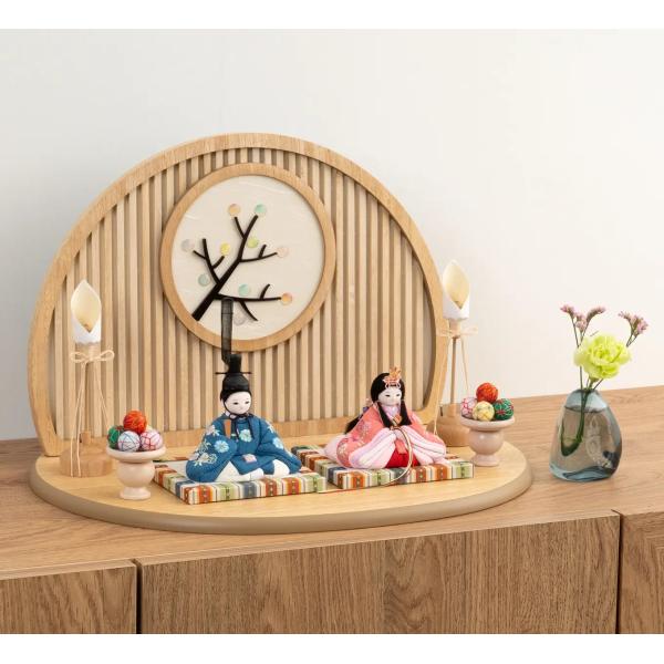 賢くて芯が強い「めいめい」のお顔に、京刺繍で満開の桜をあしらった鮮やかなお衣装。凛とした美しさが引き立つビビットな色合いが、めいめいの洗練された雰囲気に華を添えています。衝立屏風の格子細工は、熟練した日本の匠の手仕事。可愛いレジンの実がなる...