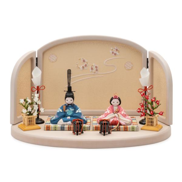 お衣装に施されている「四君子」とは、「蘭・竹・菊・梅」の四つの徳のある草木を描いた、古くから親しまれる縁起のいい絵柄です。はっきりとした色味の唐衣（からぎぬ）に、淡い色の襲（かさね）のお衣装を、華やかなお顔のれいれいが品よく着こなしています...