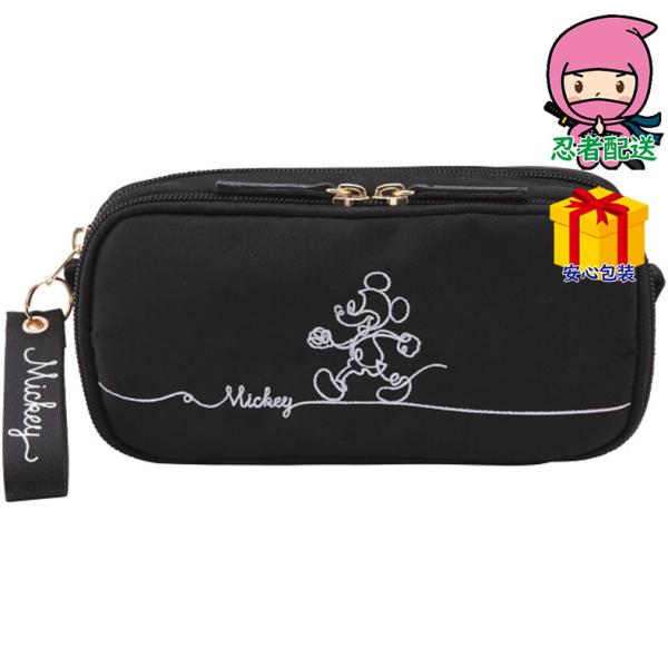●現品約18×マチ6×8ｃｍ・本体重量＝約90ｇ●ポリエステル●前面＝ファスナーポケット×1（内側＝メッシュポケット×2、オープンポケット×1）●開閉＝ファスナー式ディズニーファンにぴったりの大人カワイイデザインのミッキーマウスアイテム。シ...