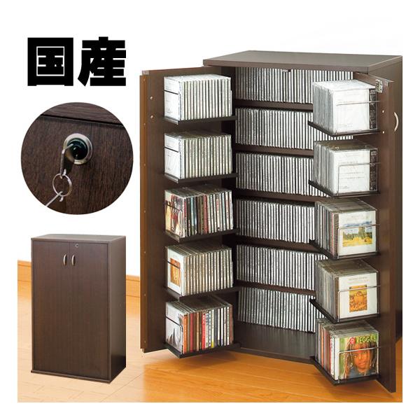 【発売日：2023年09月20日】扉の内側にも棚がある大容量のＣＤラック。約４５４枚ものＣＤが収納可能。家具調デザインでどんなお部屋にもよく合います。安心の鍵付き。お子様の開け閉め防止にも最適。収納物を埃や直射日光から守る便利な扉付きです。...