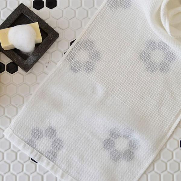 ■商品説明：ややソフトなすり心地のボディタオルです。■サイズ：約25×95cm■素材：コットン60％、シルク40％■生産国：日本（今治市）■ご注意：・乳幼児、アレルギー体質の方や皮膚に異常がある場合は使用しないで下さい。・お肌を痛めないよう...