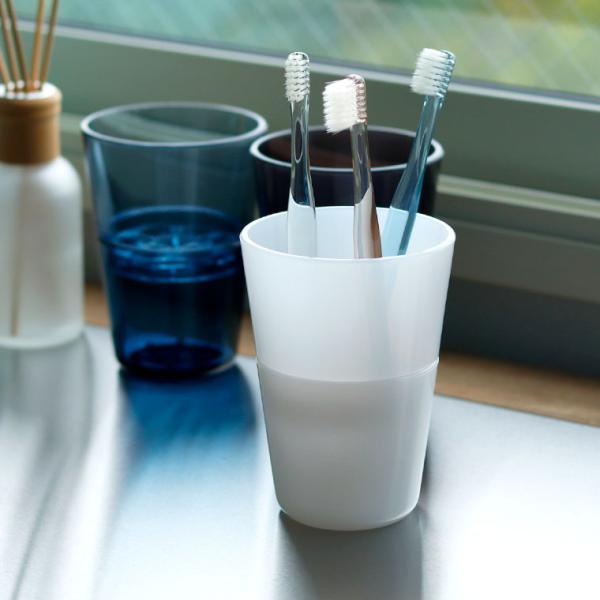 ■商品説明：プラスチックなのにガラスのようなクールな質感。スタイリッシュなデザインの『PLYS』シリーズから歯ブラシスタンドです。■サイズ：縦83×横83×高さ115mm■素材：アクリル樹脂■生産国：中国◎歯ブラシ 歯ブラシ立て 歯ブラシホ...
