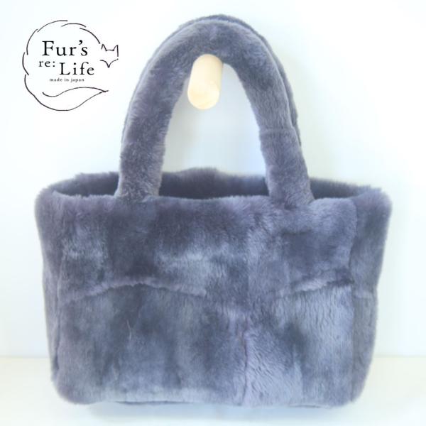 毛皮の最高級品質を評価するSAGAファーを使用し、一点一点手作りで製造している日本製のバッグです。素材は100％リアルファーで、ヌートリアの毛皮を使用しなめらかで上品な手触りを楽しんで頂けます。※お届けする商品は、写真のものと同一のものとは...