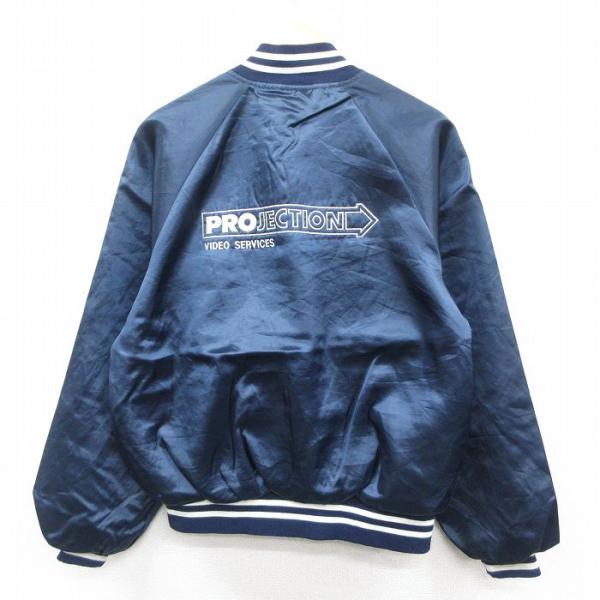 【表記サイズ】　M【実寸サイズ】　着丈（肩から裾）65cm　着幅（脇から脇）57cm　裄丈（襟中央から袖口）83cm　脇袖丈（脇から袖先）54cm【素材】　ナイロン100％【程度】　B【コンディション】　こげ跡【仕入先】　アメリカ【商品詳細...