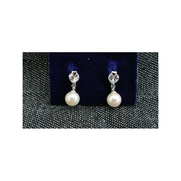 ■ 容量　ラウンド・セミラウンド系の6.5mmのあこや本真珠が揺れるタイプのイヤリングです。フォーマル用には向かない真珠ですが、しっかりとした真珠です。デザイン部分の大きさは、約7.0mm×約5.0mmです。ハートをモチーフにしたキュービッ...