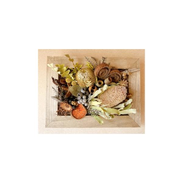 ■ 容量　■内容量／横44cm×縦30cm×高さ6cm＋花材の厚み　■素材／ドライフラワー、シャビー調天然木ウッドフレーム（壁掛け用金具付き）　■加工地／岐阜県海津市南濃町　　タイプ：【常温】