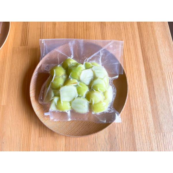 毎年大人気のフルプロ農園のシャインマスカットを、新鮮なうちに丁寧に冷凍しました。解凍してそのままお召し上がりいただけるのはもちろん、ケーキやスイーツ作り、ジャムの材料、アイスクリームのトッピングなど、アレンジの幅も広がる“ごちそうフルーツ”...