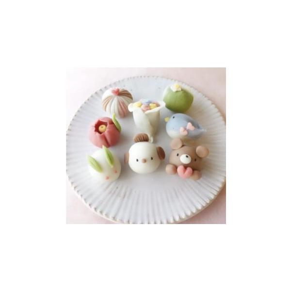 容量[内容量] 360g（1箱で和菓子8個） [原材料]白練り切りあん（国内製造）、こしあん、チョコあん、くりきんとんあん、ビーツ、かぼちゃ、純ココア、黒ゴマ、バタフライピー 消費期限[消費期限] パッケージに記載（約１４日）発送期日申込月...