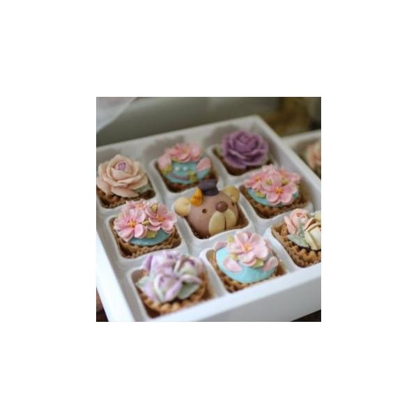 容量あんフラワクッキー1個当たり約40ｇ〜55g饅頭１個当たり約25g~30 （あんフラワー8個、饅頭1個入り）※1つずつ個別包装されています。和菓子ケースのサイズ ：205×205×H60mm消費期限製造日より常温5日直射日光、高温多湿を...